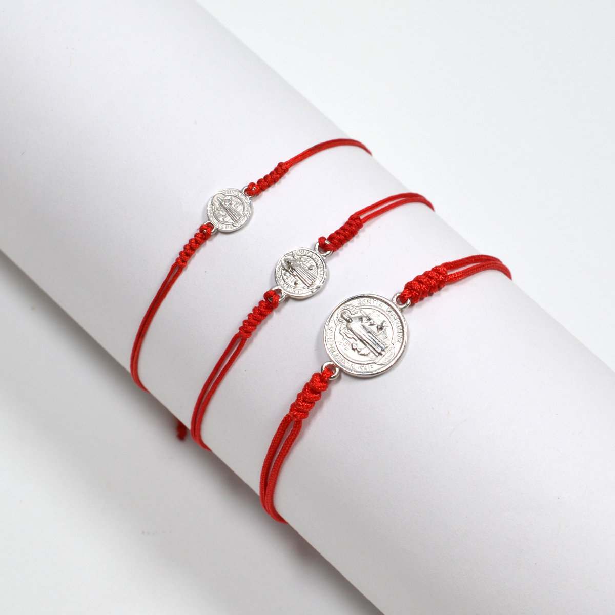 Pulsera de San Benito en Hilo Rojo Con Medalla Distintos Tamaños – Acero y Plata