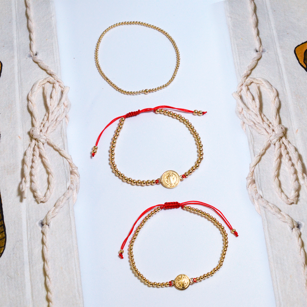 Pulsera de San Benito Medalla Hilo Rojo y Esferas Galfi – Acero y Plata